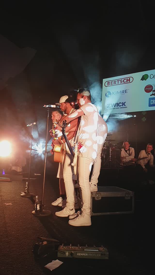 Играют вчетвером на одной гитаре