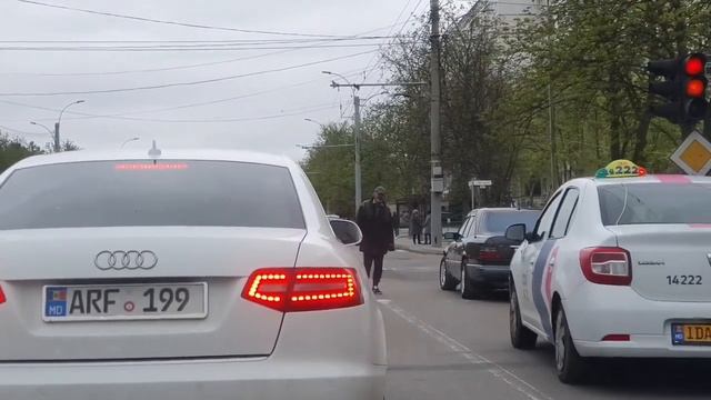 На рышкановке неадекват, бросается на машины