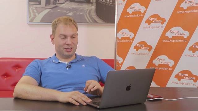 Toyota Rav 4 -  перетянули салон и руль в экокожу с алькантарой. Установили подколенную опору