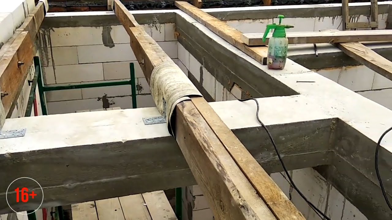 Переделка крыши и потолочные балки. Переделка канализации.