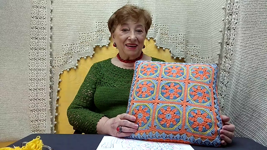 Подушка "Солнце".  Мастер-класс по вязанию крючком от О. С. Литвиной.