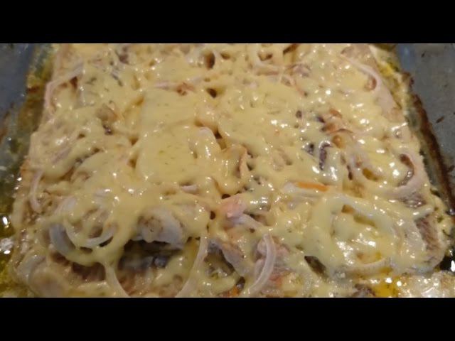 Филе минтая в духовке с луком и сырной корочкой.