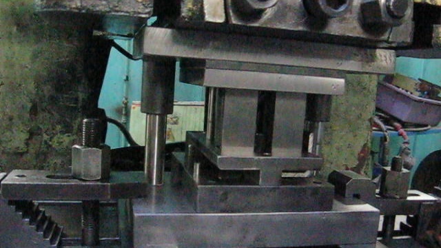 Штамп для надрезки с гибкой и пробивки уголка.