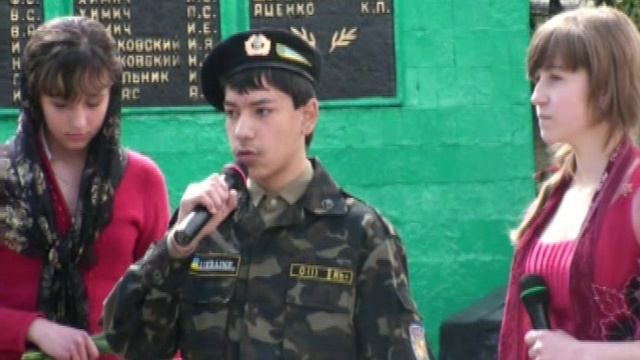 2009.05.09 Крнцерт в пос Александровка 5- в честь победы над фашизмом монолог про пулю и любовь.