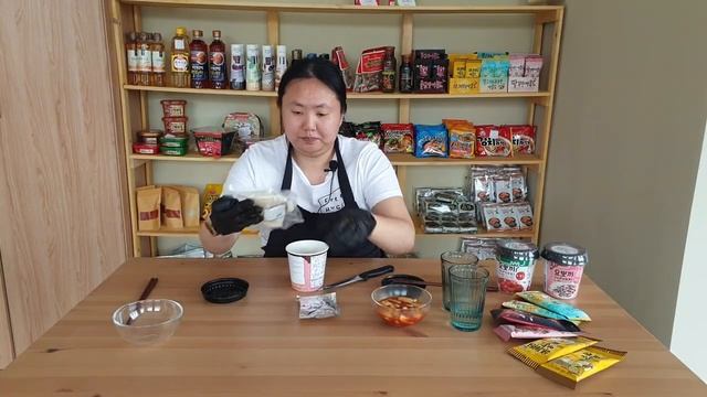 Обзорим рисовые клецки 떡볶이! Шоколадные и с томатным соусом????.mp4