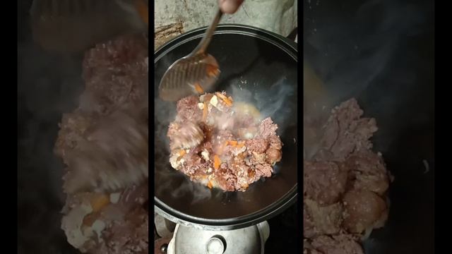 Тушим картофель в казане.