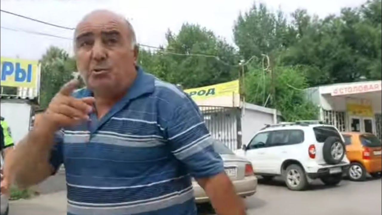 Безумный дед рецидивист снова получил штраф за знак-движение запрещено.