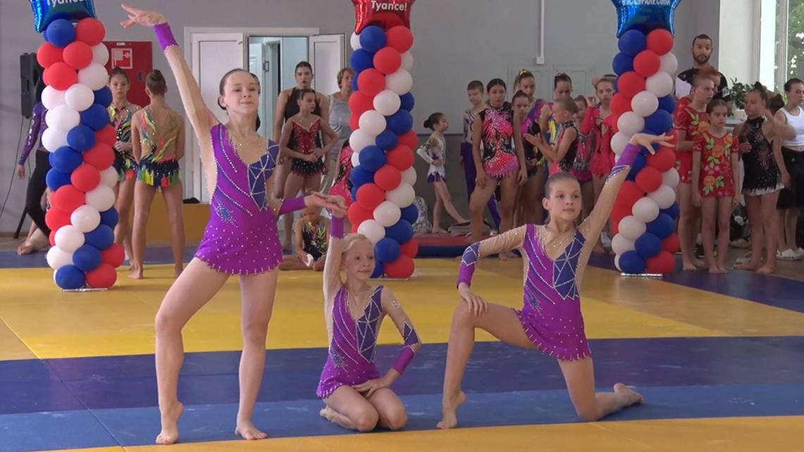 Почти 200 спортсменов собрались в Туапсе на открытый турнир по спортивной акробатике