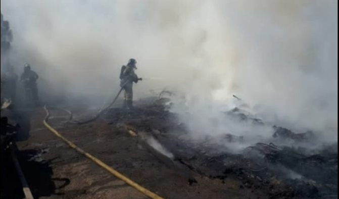 Крупное возгорание на разборке автомобилей в Астрахани.