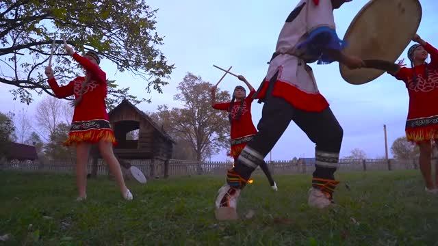 Выступление ансамбля Ули Кялани (На берегу реки - удэге)