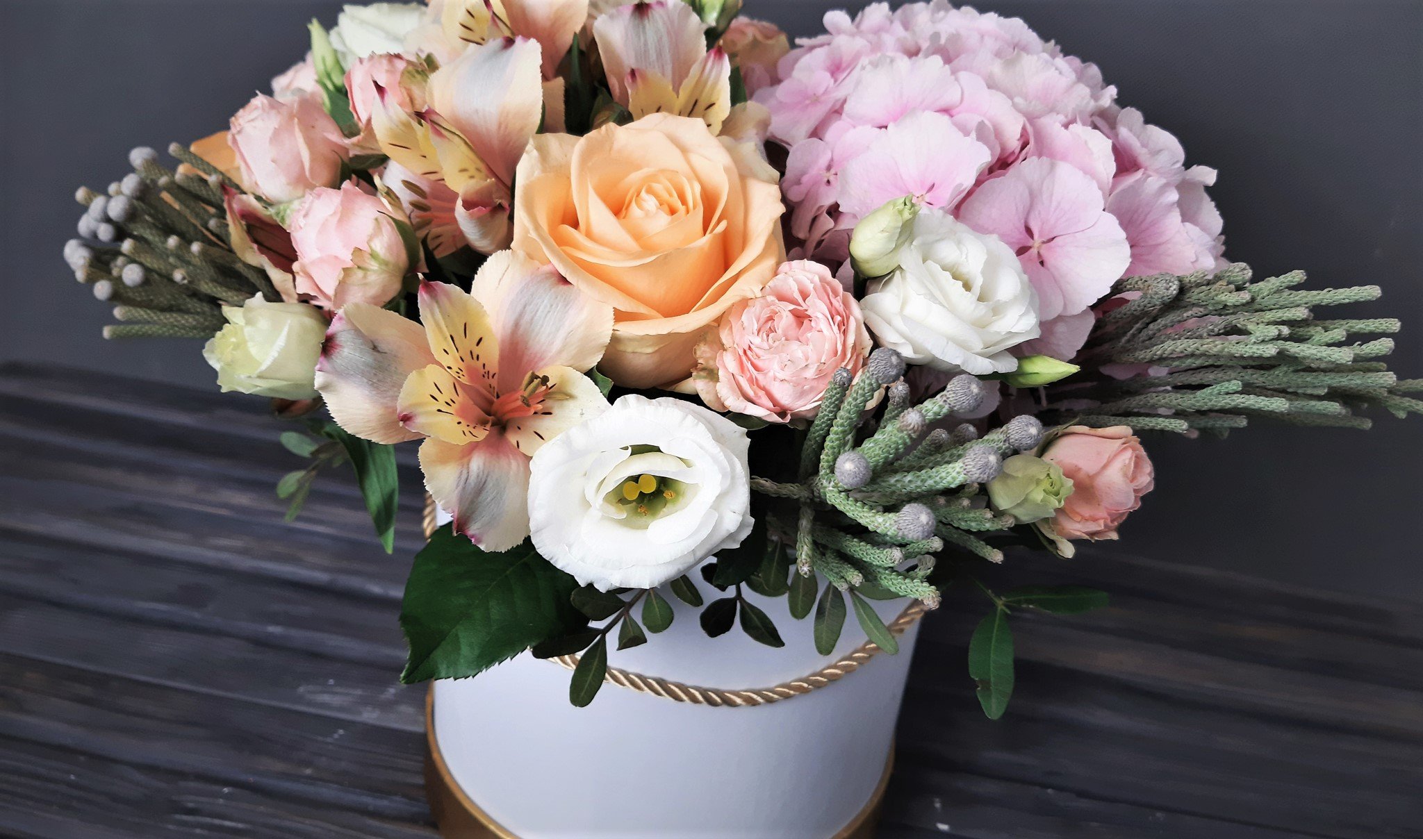 Оригинальные букеты в коробке из роз, гортензии и орхидеи. Цветы в коробке это уникальный подарок