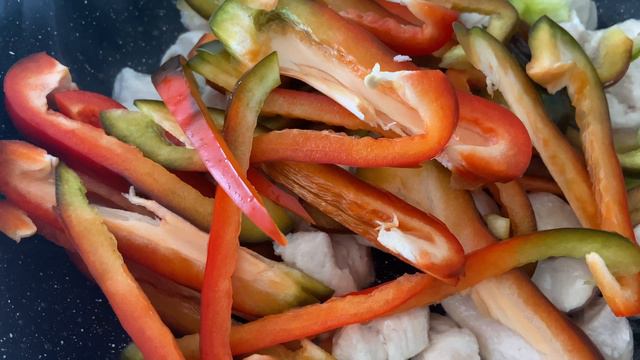 Обед на скорую руку - куриное филе с перцем в соевом соусе и лапшой