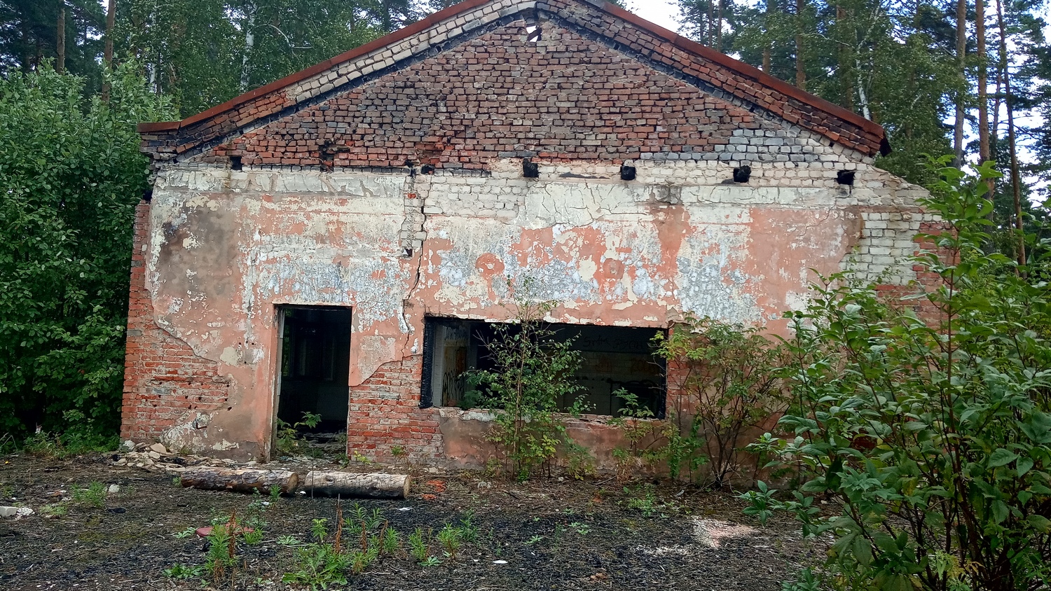 Заброшенная турбаза "Звёздный" в Шуберке (столовая)