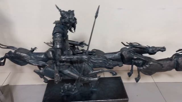 Левша ваяет Царителли нервно курит.