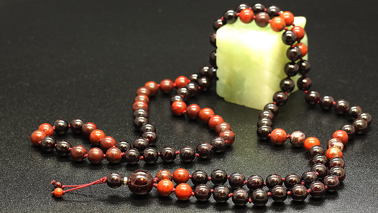 Мала 108 из граната и яшмы
