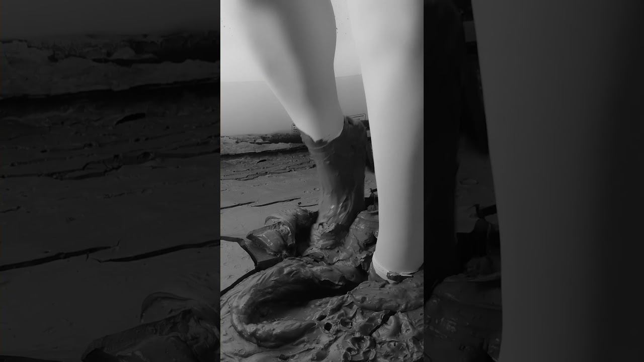 Девушка в грязи