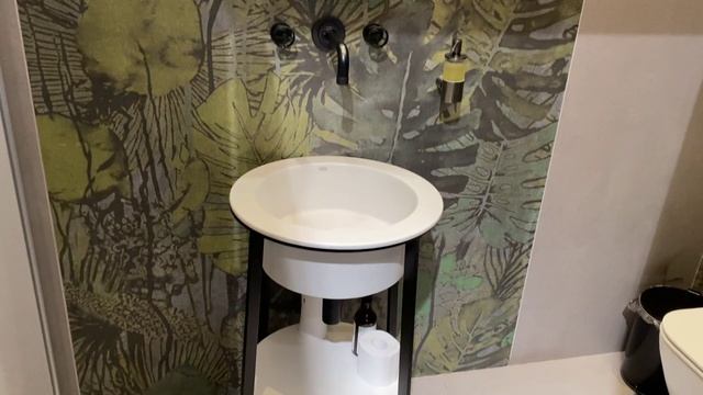 Пример использования крупноформатной плитки ABK в санузле салона крупноформатной плитки Novus Size +