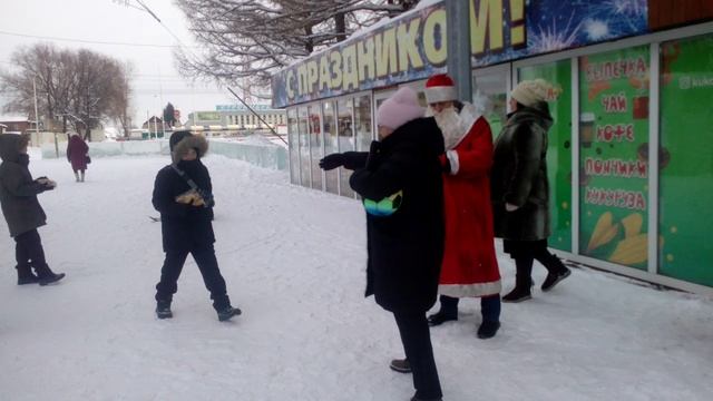 Дед Морозы Бывают разные! НОВОГОДНЯЯ елка для ребятишек В ПАРКЕ