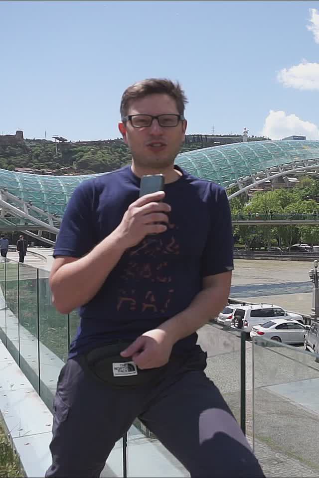 Проверяю на прочность Стеклянный мост в Тбилиси