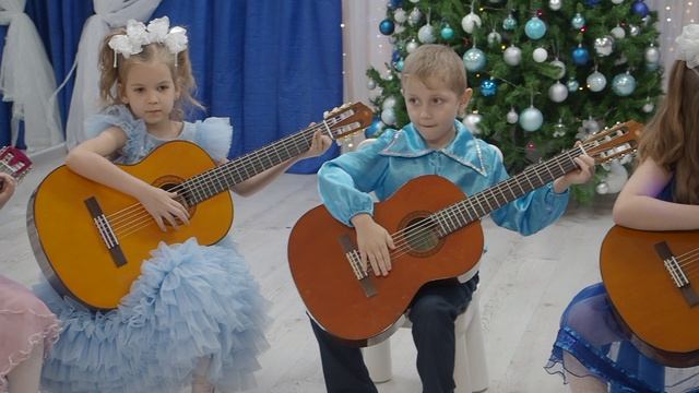 "МАЛЕНЬКОЙ ЕЛОЧКЕ" Гитарный ансамбль детского сада "СОЛНЫШКО"