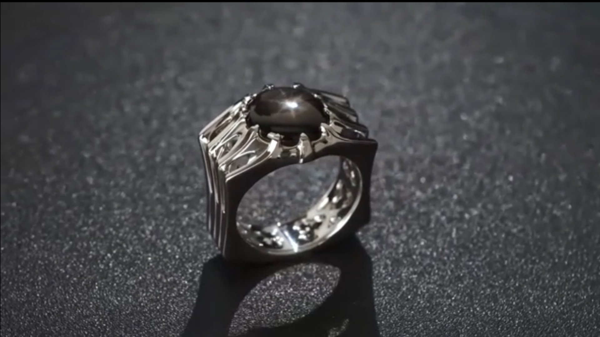 Кольцо в готическом стиле. С черным звездчатым сапфиром.