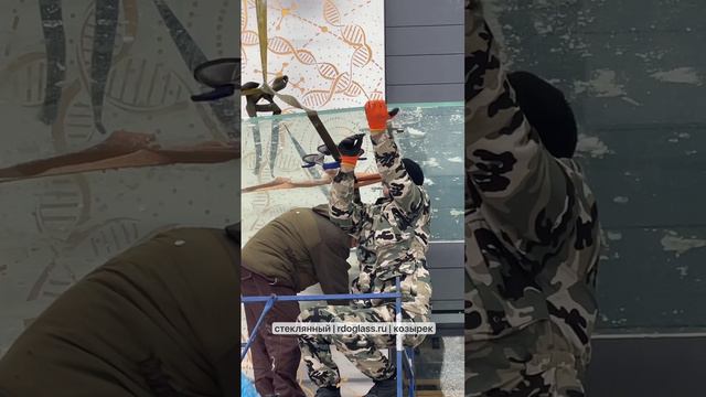 Монтаж стеклянного козырька