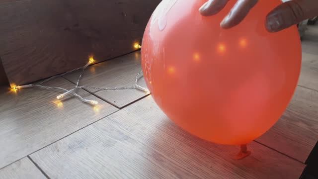 Новогодний декор. Ёлочка, шары, гирлянда.