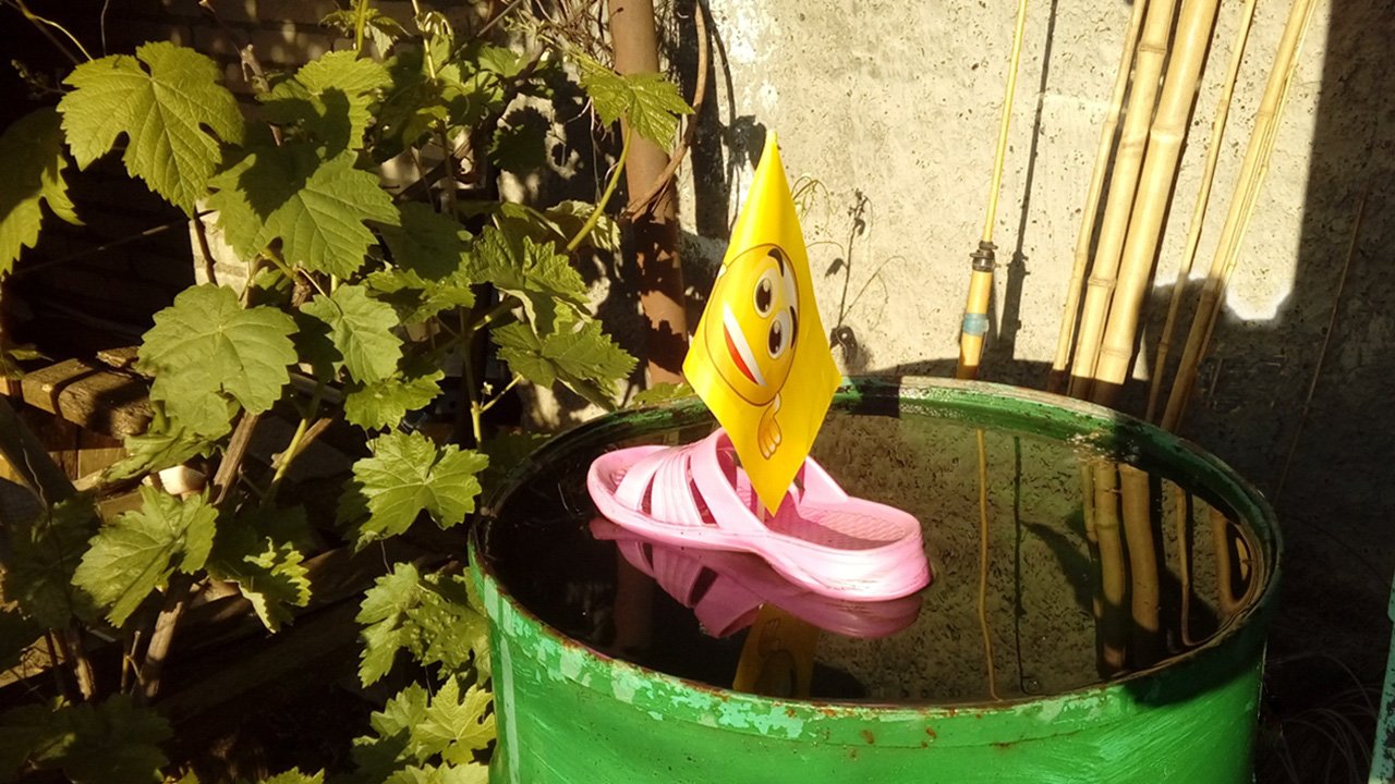 Тапок с флажком в бочке, как индикатор наполнения водой