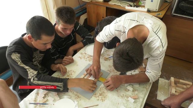 В УСТЬ-КЕМИ ШКОЛЬНИКИ СКЛАДЫВАЮТ МИНИАТЮРНЫЕ ПЕЧКИ