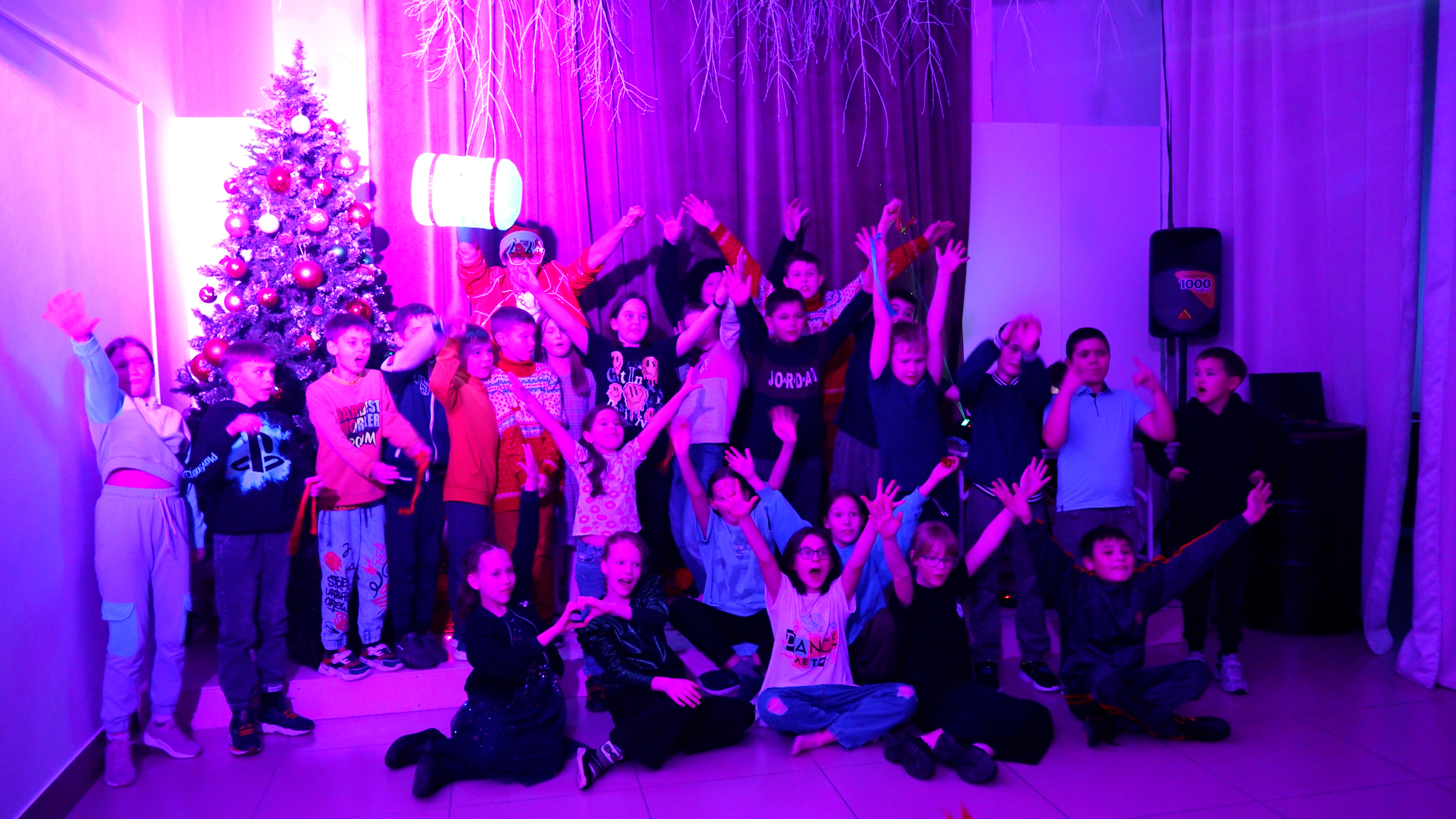 Новогодник четвероклашек в Эмоджи 4К