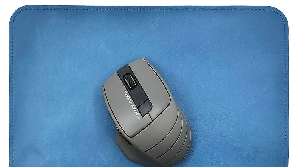 MBN-PAD-L-BLL. Коврик для мыши из натуральной кожи. С прошивкой. (Mouse Pad). Голубой