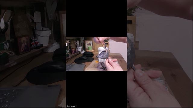 Птица на ветке.