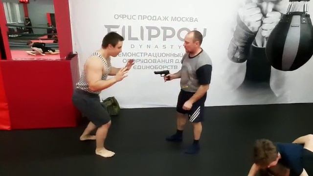 Отбор пистолета на коленях