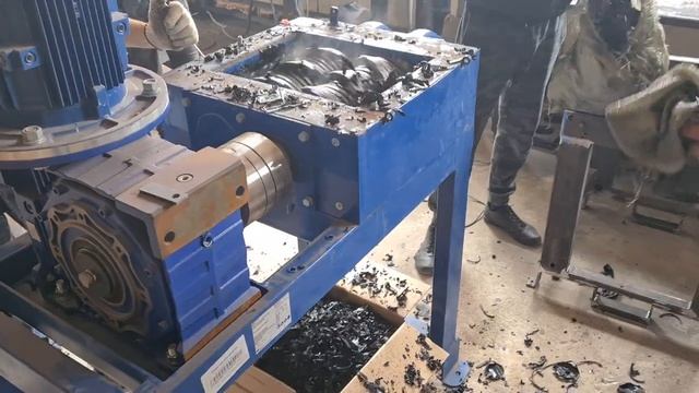 Шредер ИШМ-220 дробление резины.mp4