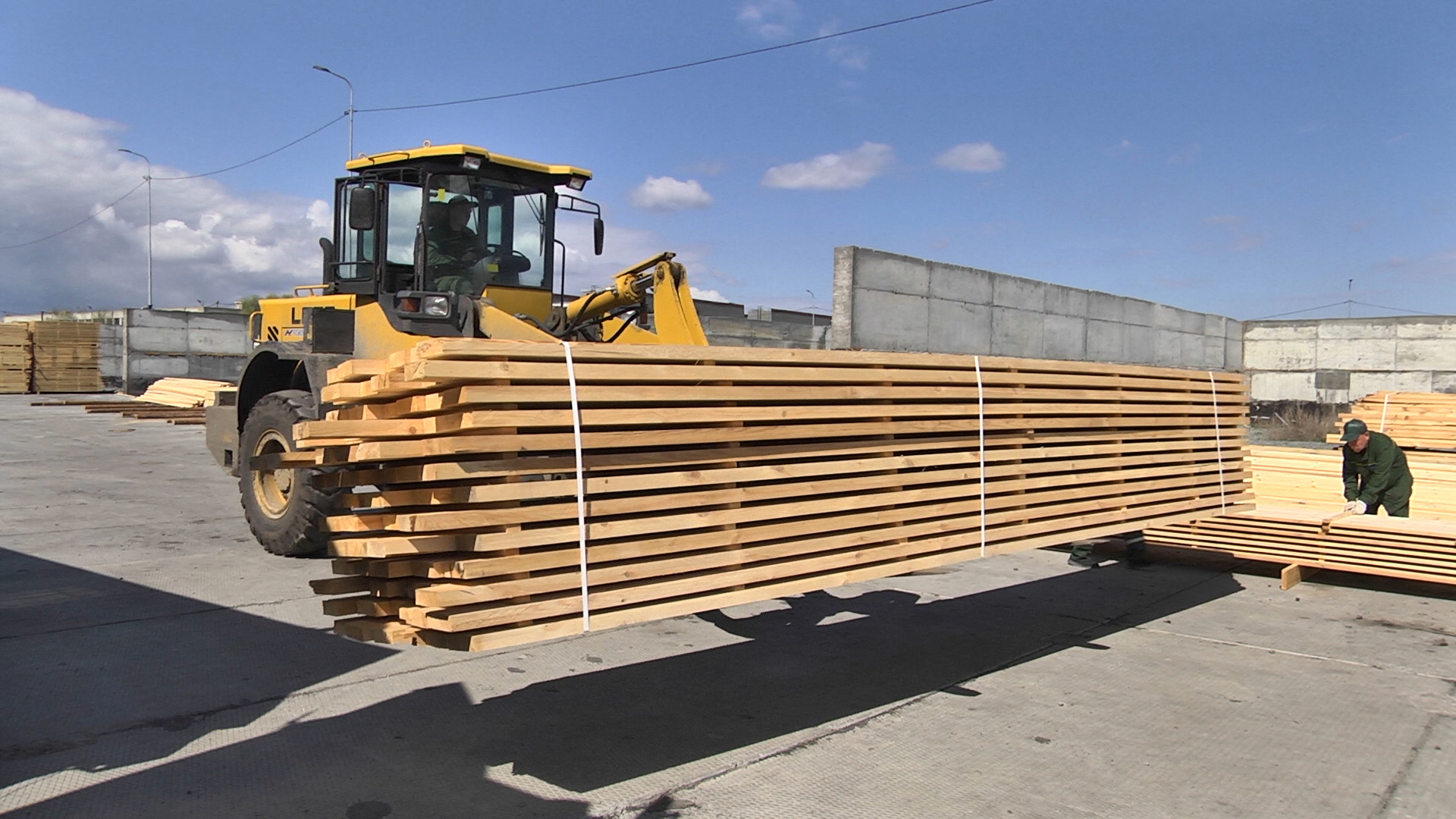 Курганский сенатор Муратов помог пострадавшим от паводка восстановить свои дома