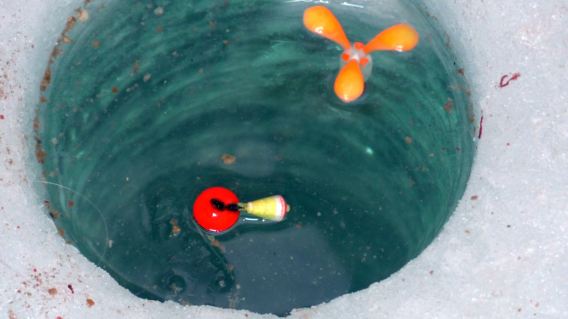 Не успеваю подсекать,   удочки путаются. Ждал, ждал и дождался .. Рыбалка на поплавок