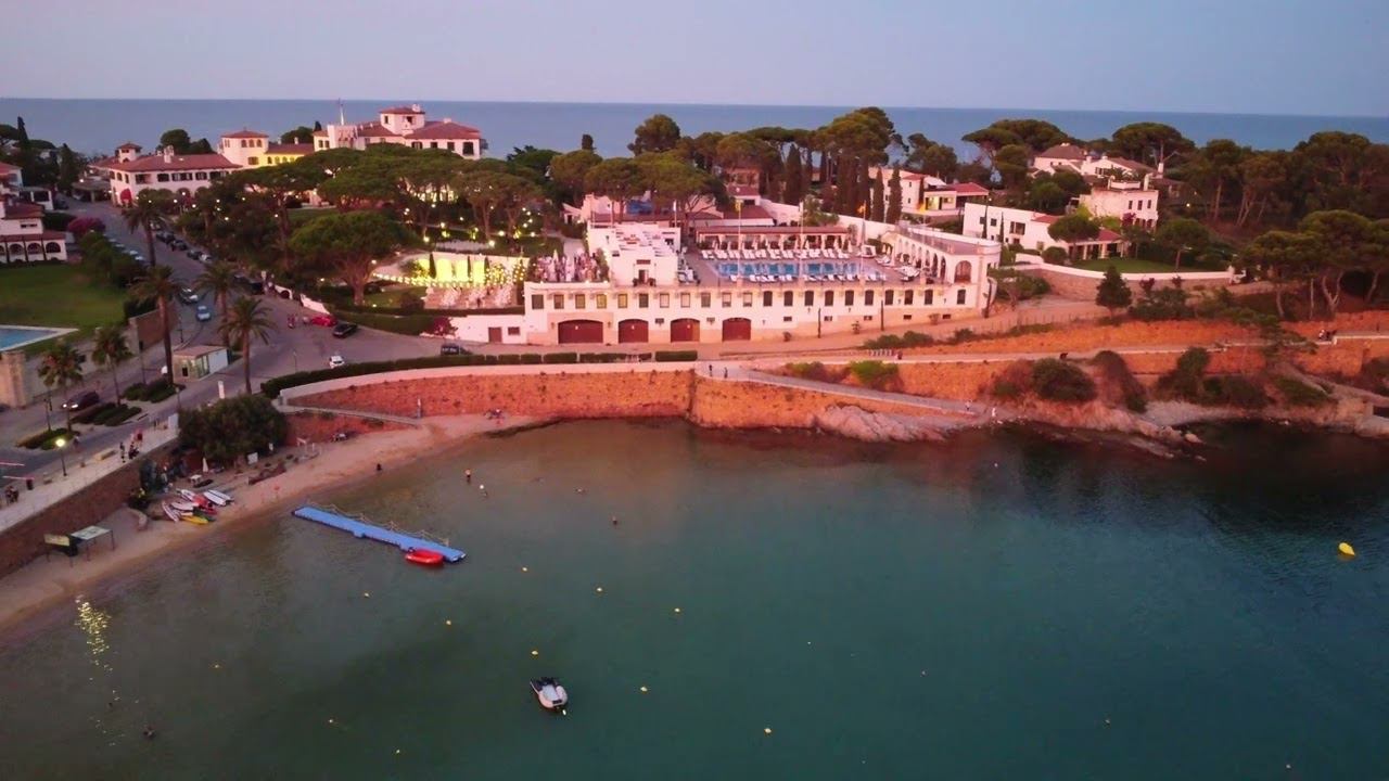 Закат на пляже Sant Pol, Сан Фелиу де Гишольс, Коста Брава, Испания. 31 июля 2022.