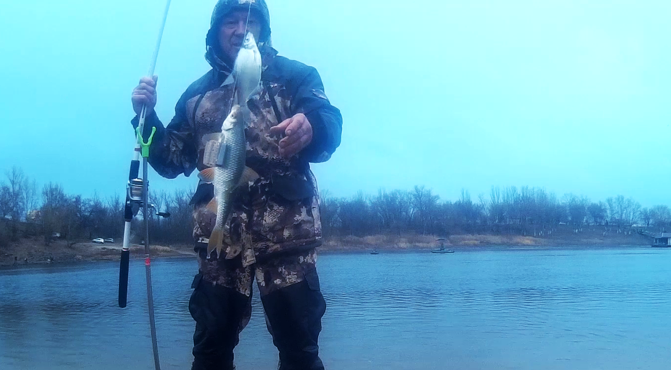 Лов плотвы на Ахтубе во время дождя адреналин зашкаливает.