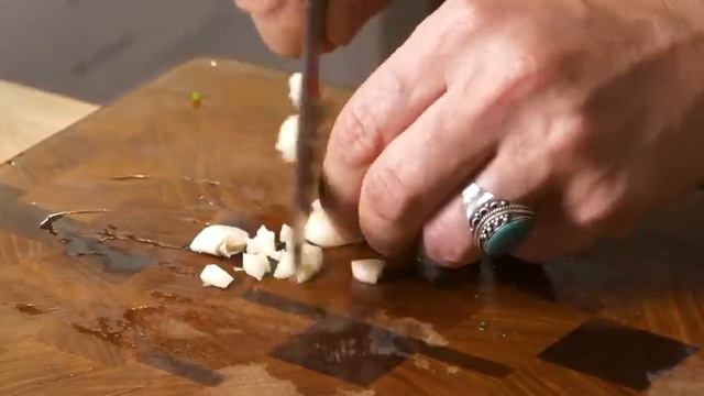 Армянский салат с баклажанами и свежими овощами.