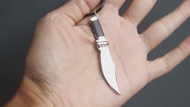 Из ржавой железяки - крохотный мини нож