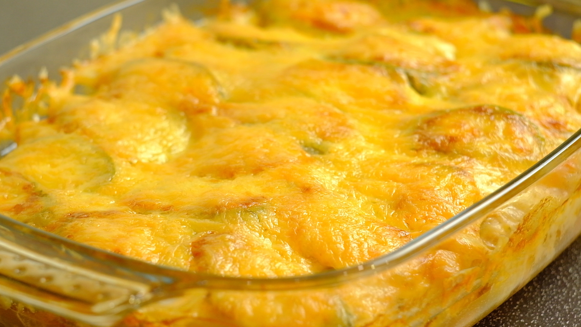 Свинина с солеными огурцами на луковой подушке