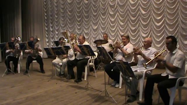 В городском саду играет духовой оркестр