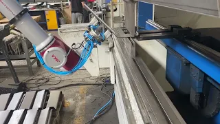 Обслуживание гибочного пресса коллаборативным роботом