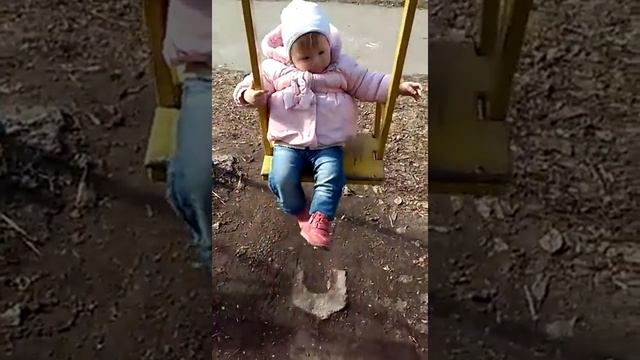 Алиса качается на качелях