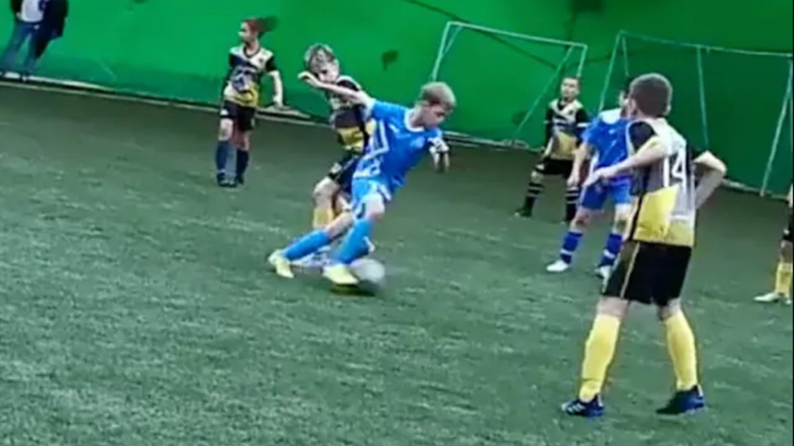 Эффектный отбор мяча