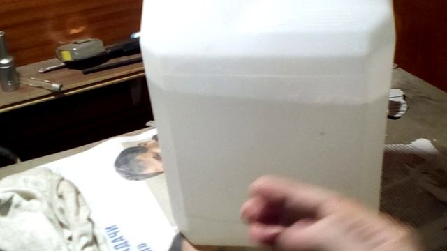 На брызговике намерз лед. Хотел его отбить, но порвал брызговик. Простой ремонт