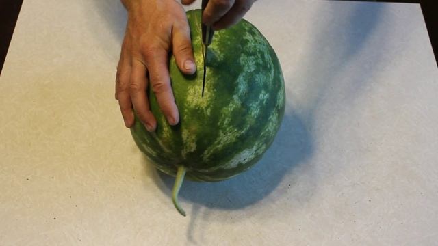 Арбуз сорта Кримсон Свит в разрезе.