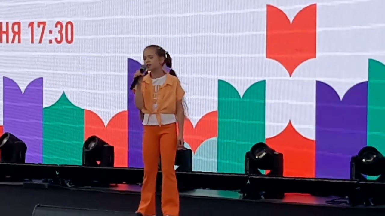 Семь нот. Василиса поет на Красной площади. 02.06.2023