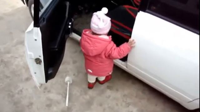 Маленькая Лина гуляет по двору