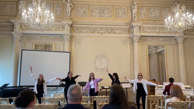 Студенты поют классику
